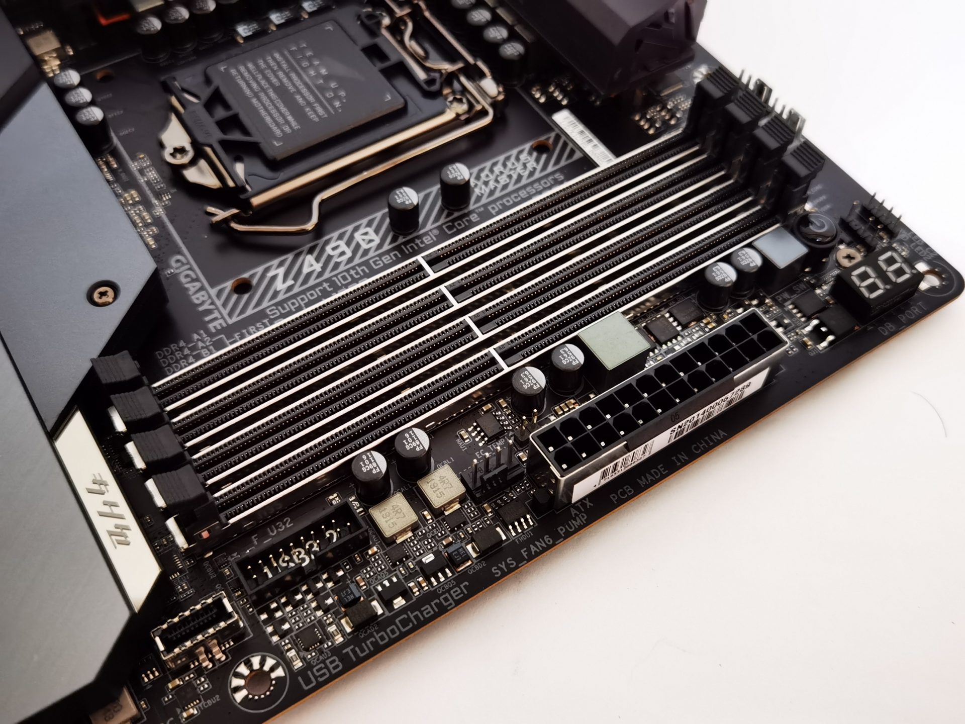 GIGABYTE Z490 AORUS MASTER Motherboard Overview and Features Review ...