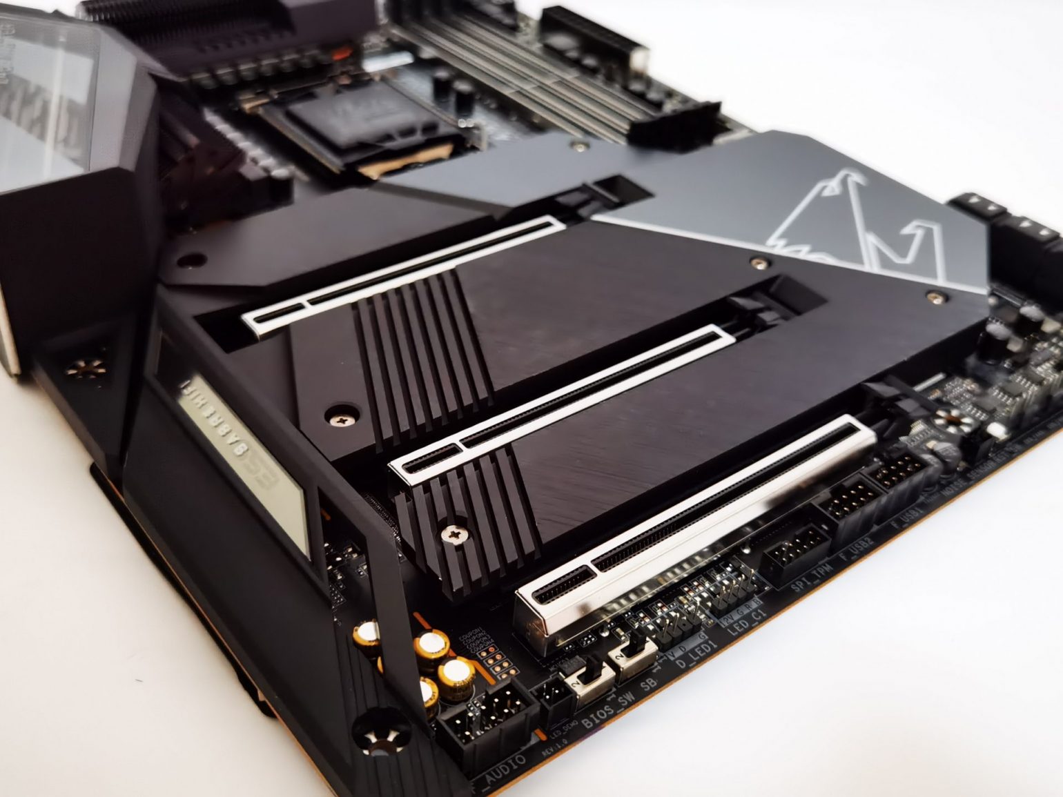 GIGABYTE Z490 AORUS MASTER Motherboard Overview and Features Review ...