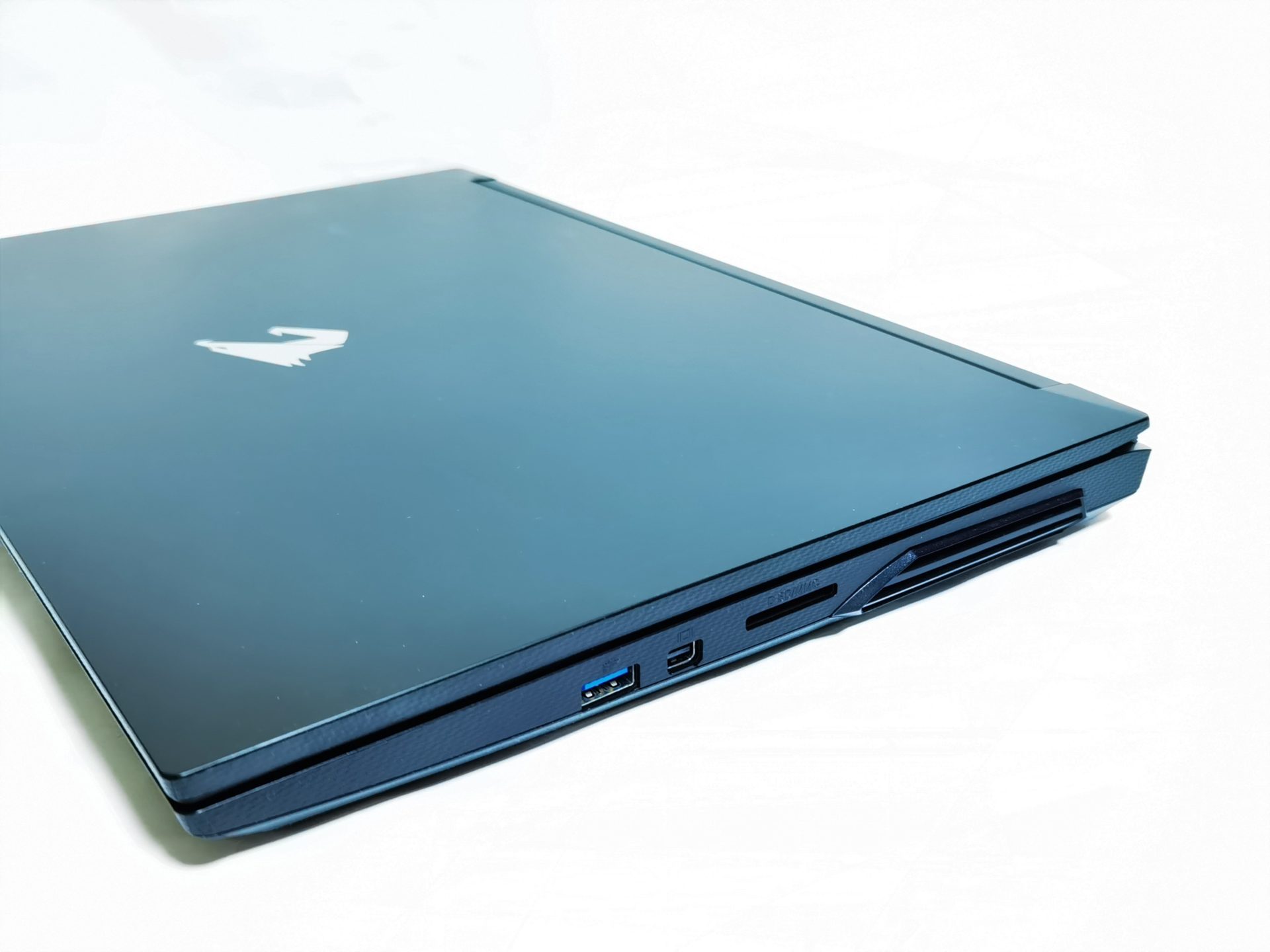 AORUS 5 Gaming Notebook Review - The Tech Revolutionist