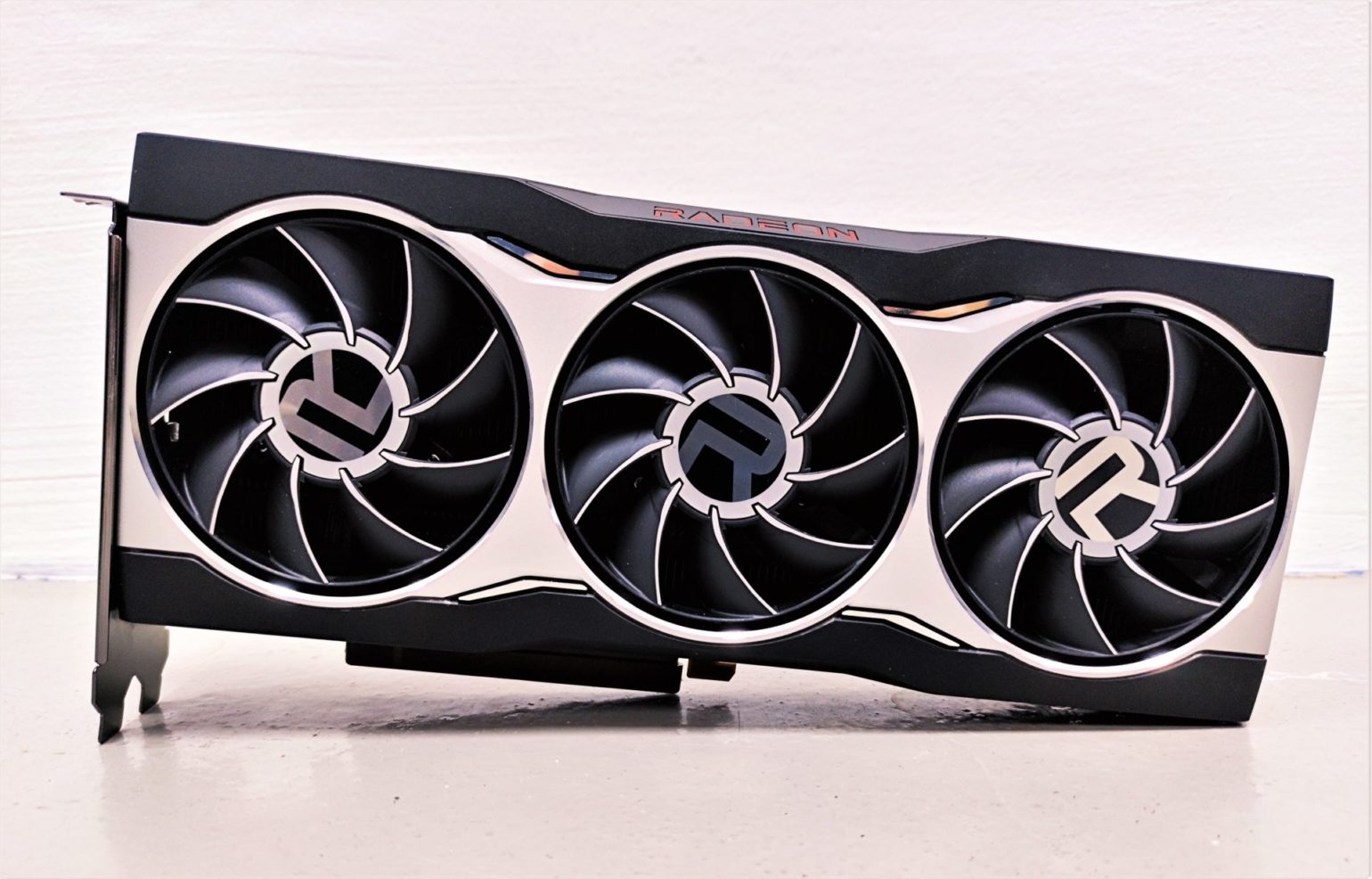 AMD Radeon RX 6800 First Look and Unboxing - Not your usual graphics ...