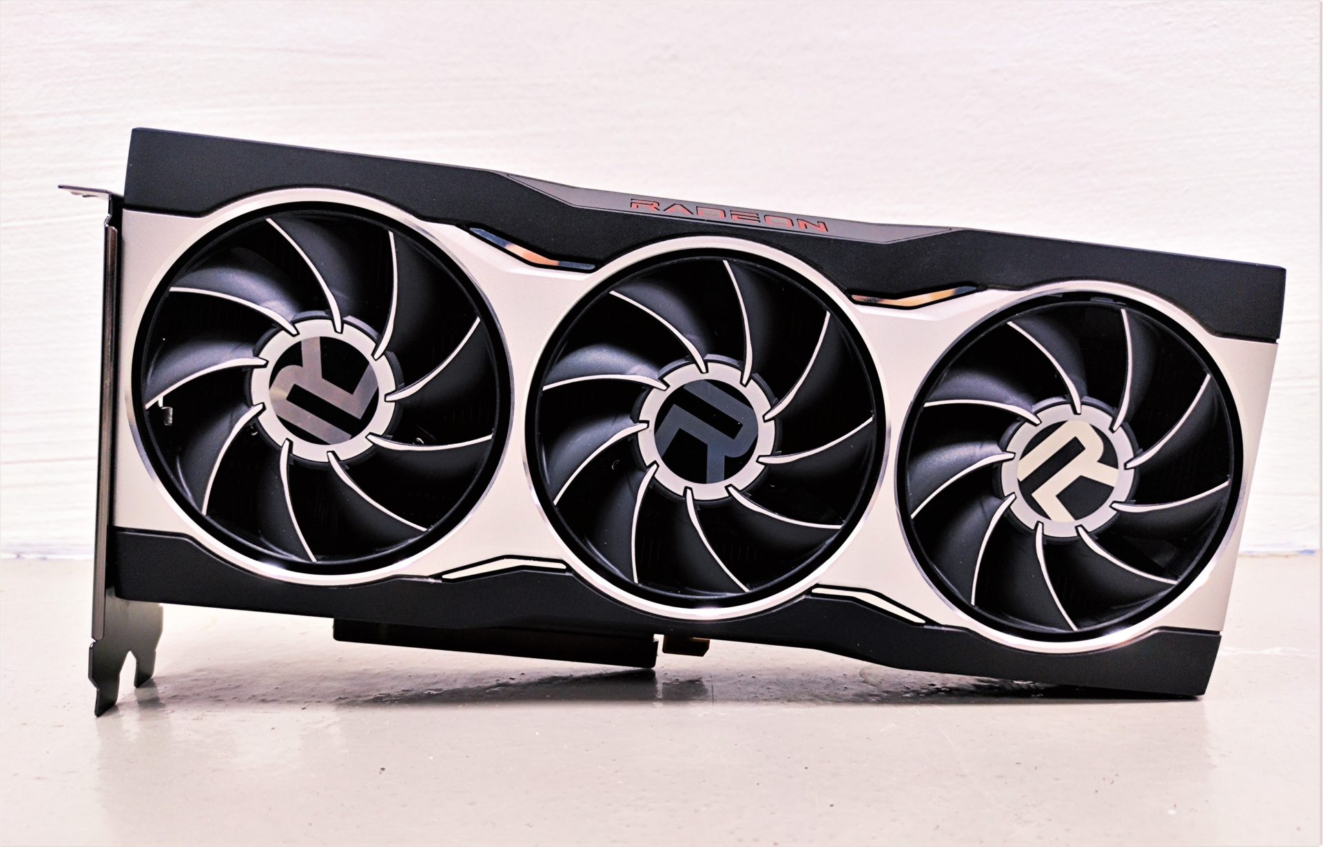 AMD Radeon RX 6800 First Look and Unboxing - Not your usual graphics ...