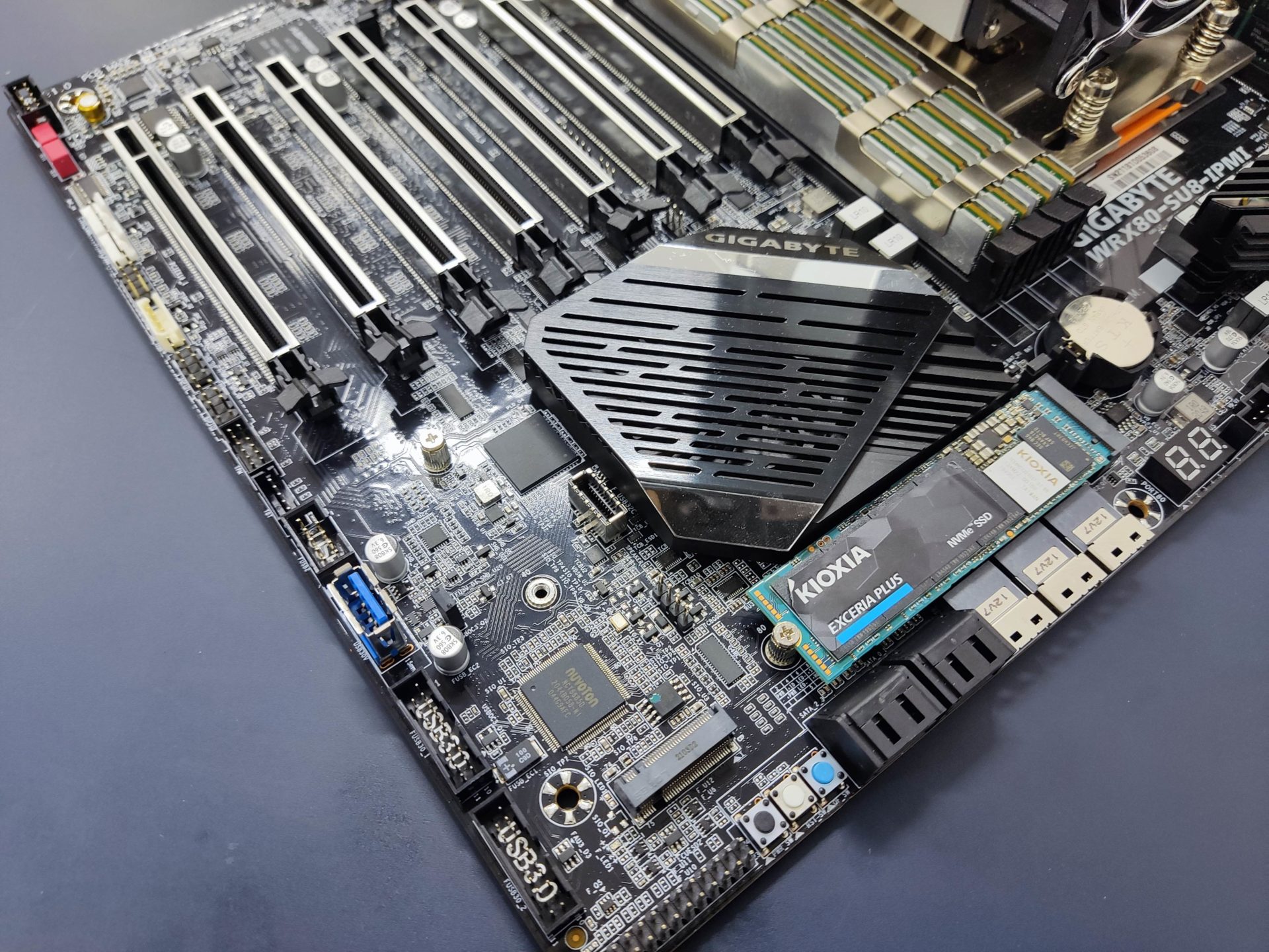 Gigabyte WRX80 SU8 IPMI Motherboard Overview - What can it do? - The ...