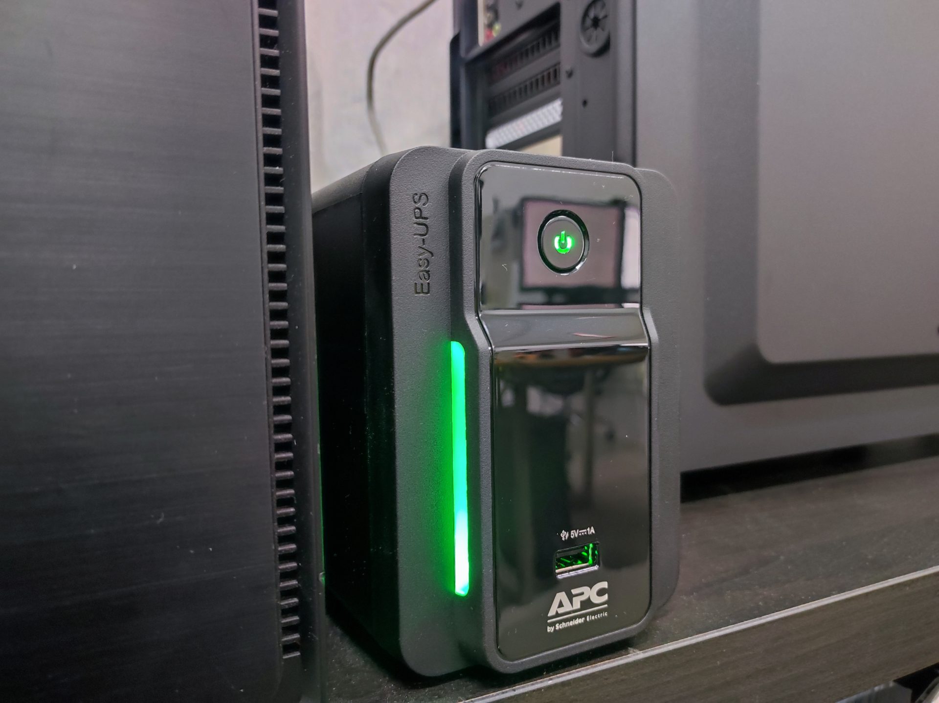 APC Easy UPS BVX700LUI-MS Review - Do you need a UPS? - The Tech ...