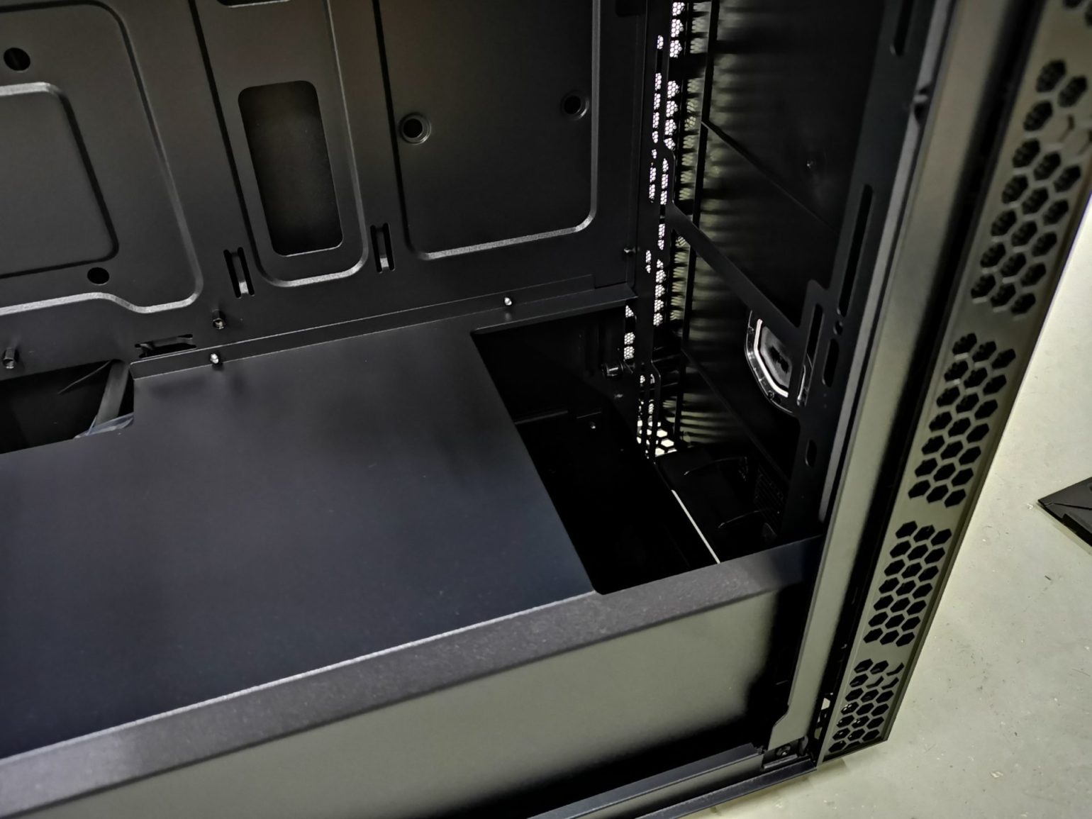 MasterBox MB600L V2 Review - No frills ATX case for the masses - The ...